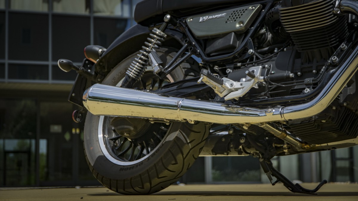 Moto Guzzi V9 Roamer: la custom nata per fare anche turismo [PROVA SU ...
