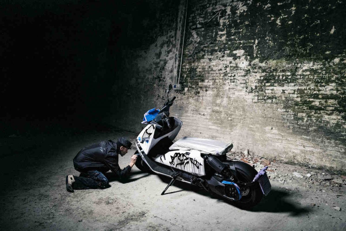 BMW CE 04: esemplare decorato da artista FLYCAT, scooter elettrico, notizia