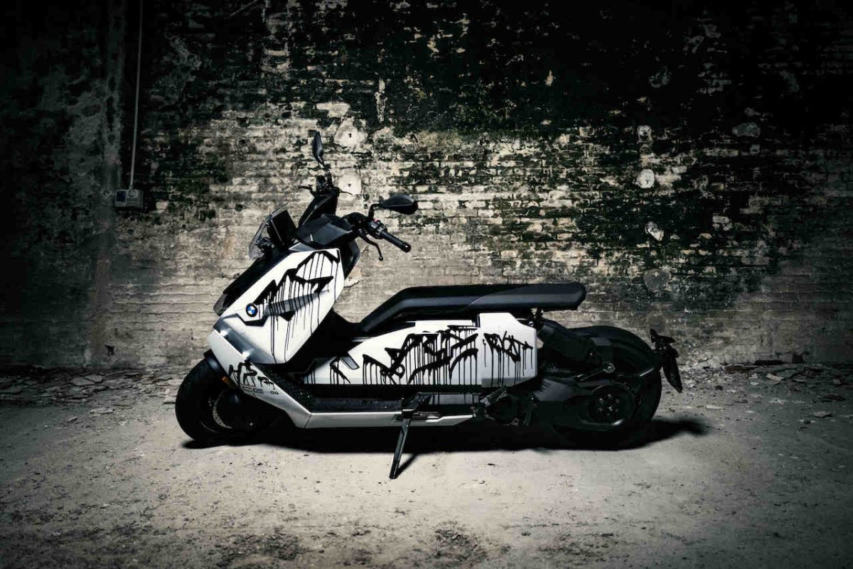BMW CE 04: ejemplo decorado por el artista FLYCAT, scooter eléctrico ...