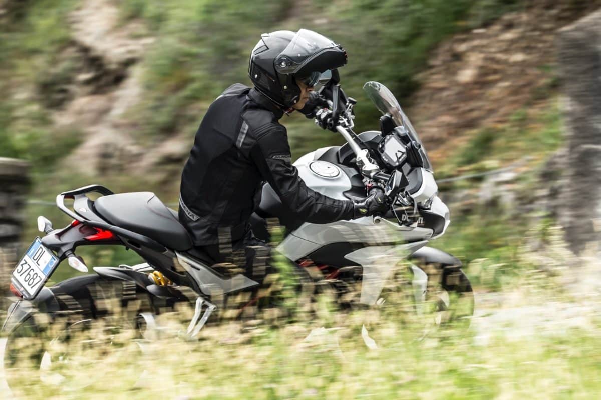 Caberg Levo X Carbon: features, measurements, output and price