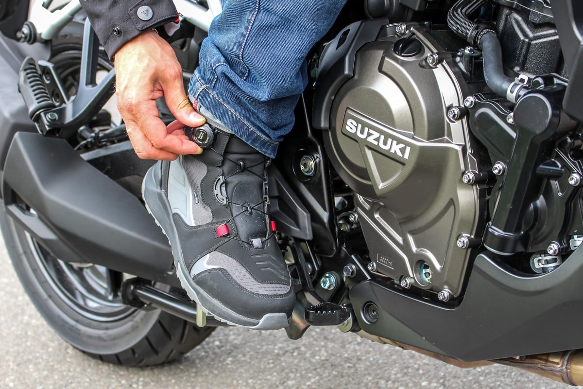 Forma ADV KITE Dry: La Recensione Completa delle Scarpe Crossover per Moto