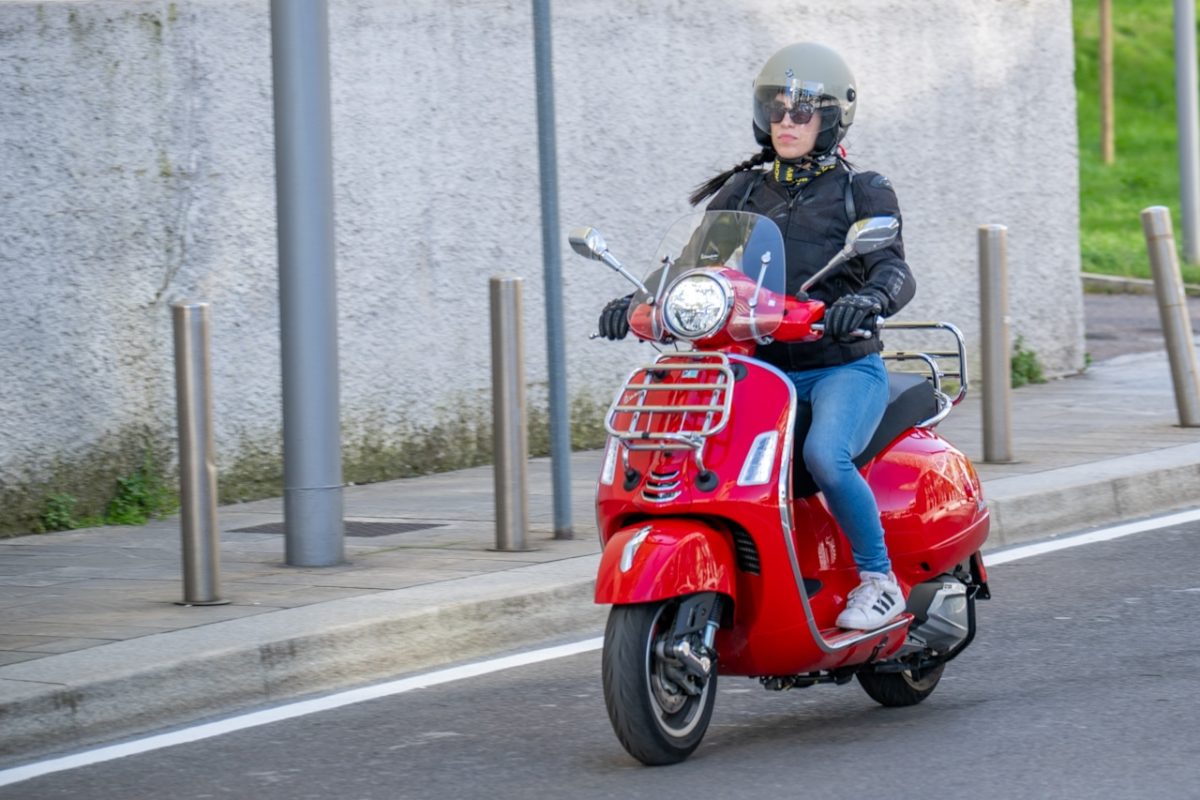 Vespa GTS 310 Super: prova su strada, come va, opinioni e prezzo