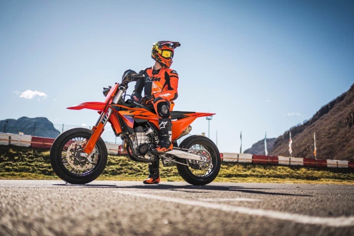 KTM 450 SMR 2026: più potenza e grinta per la supermotard da ...