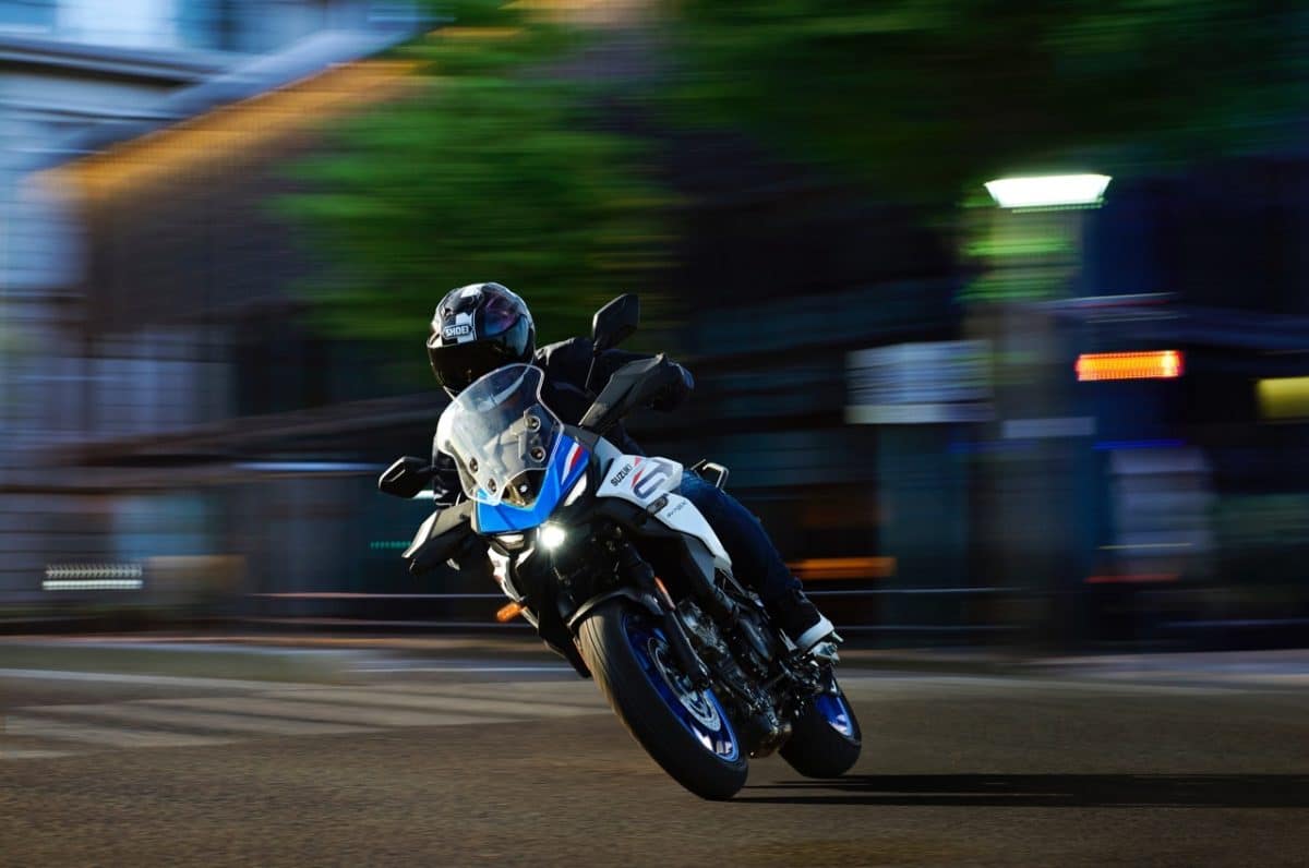 Suzuki SV-7GX : Le nouveau crossover de 650 cm³ fait ses débuts à l’EICMA 2025.