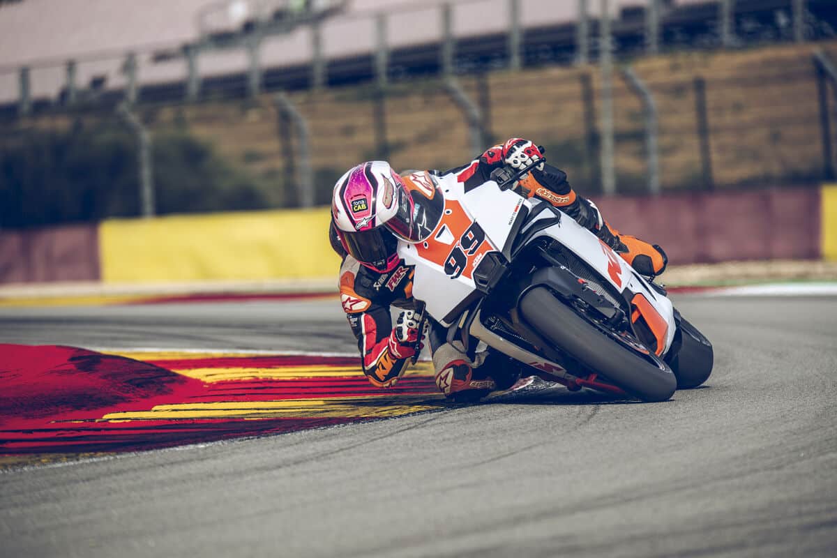 2026 KTM 990 RC R Track: the new supersport bike for racing on the ...